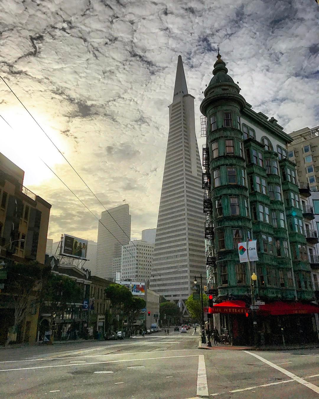Images capture the Transamerica Pyramid, SF's most famous 'photo bomber'