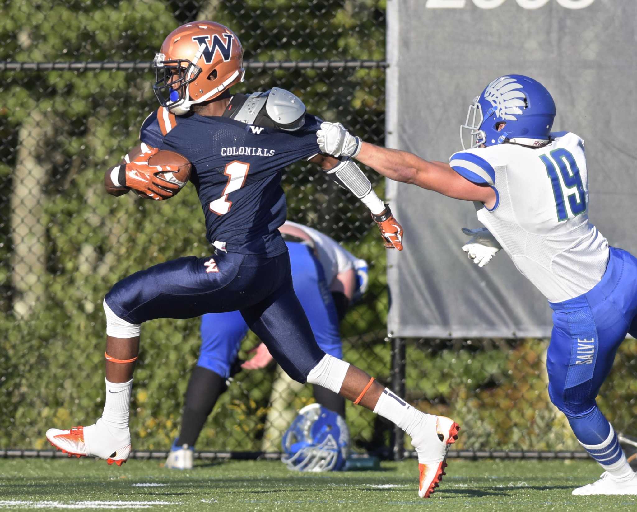 Western football team rallies past Salve Regina