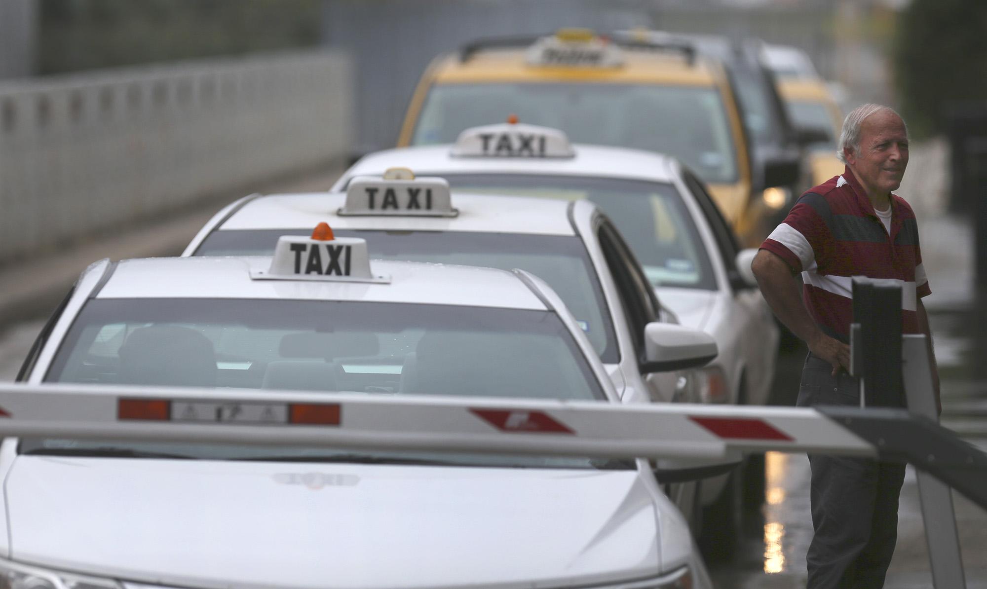 City keeps its cap on taxi permits, for now