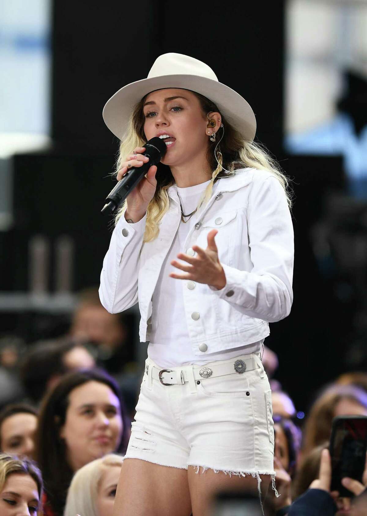 Miley Cyrus strips things down on 'Younger Now'