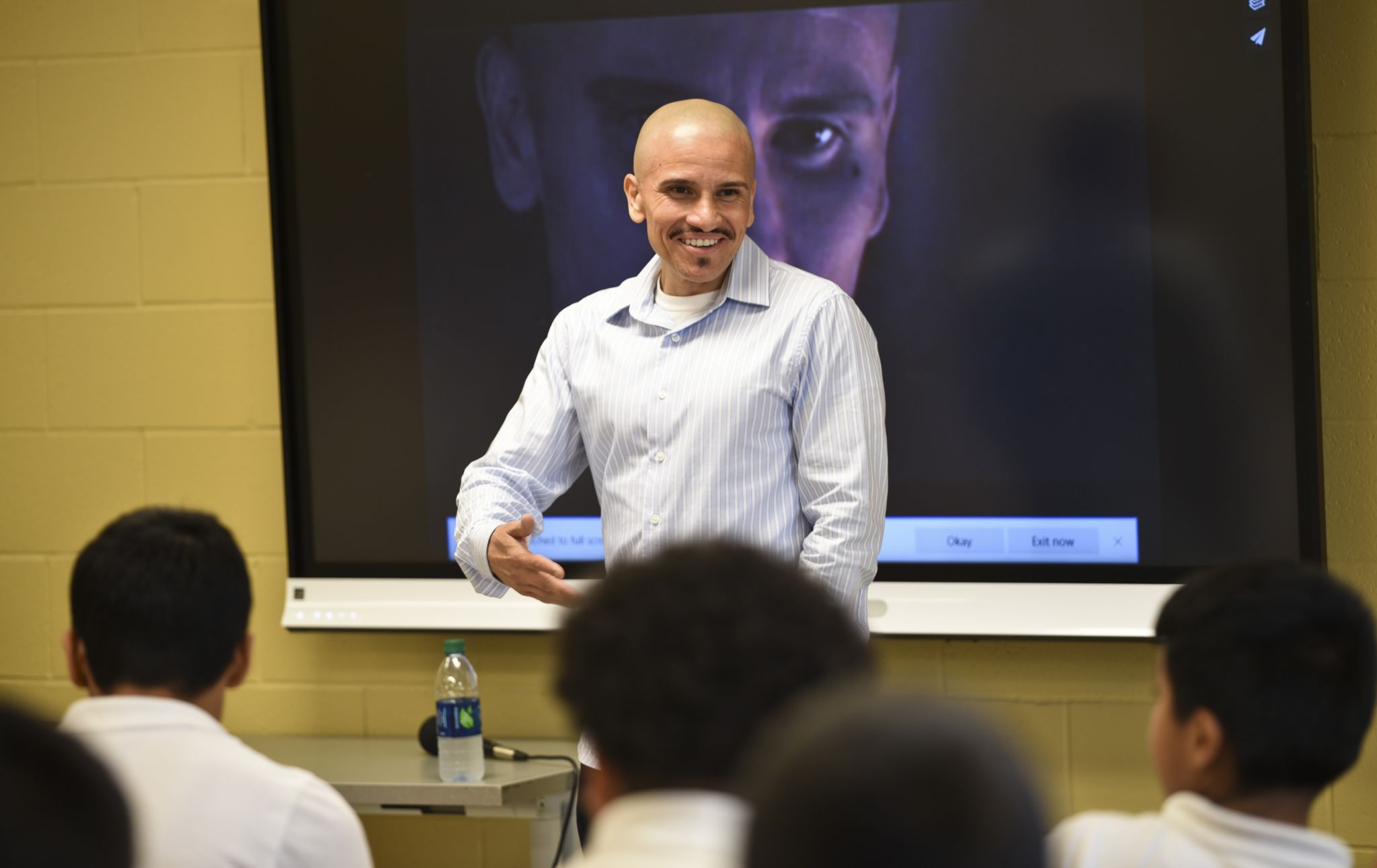 "Breaking Bad" actor shares life story with local students