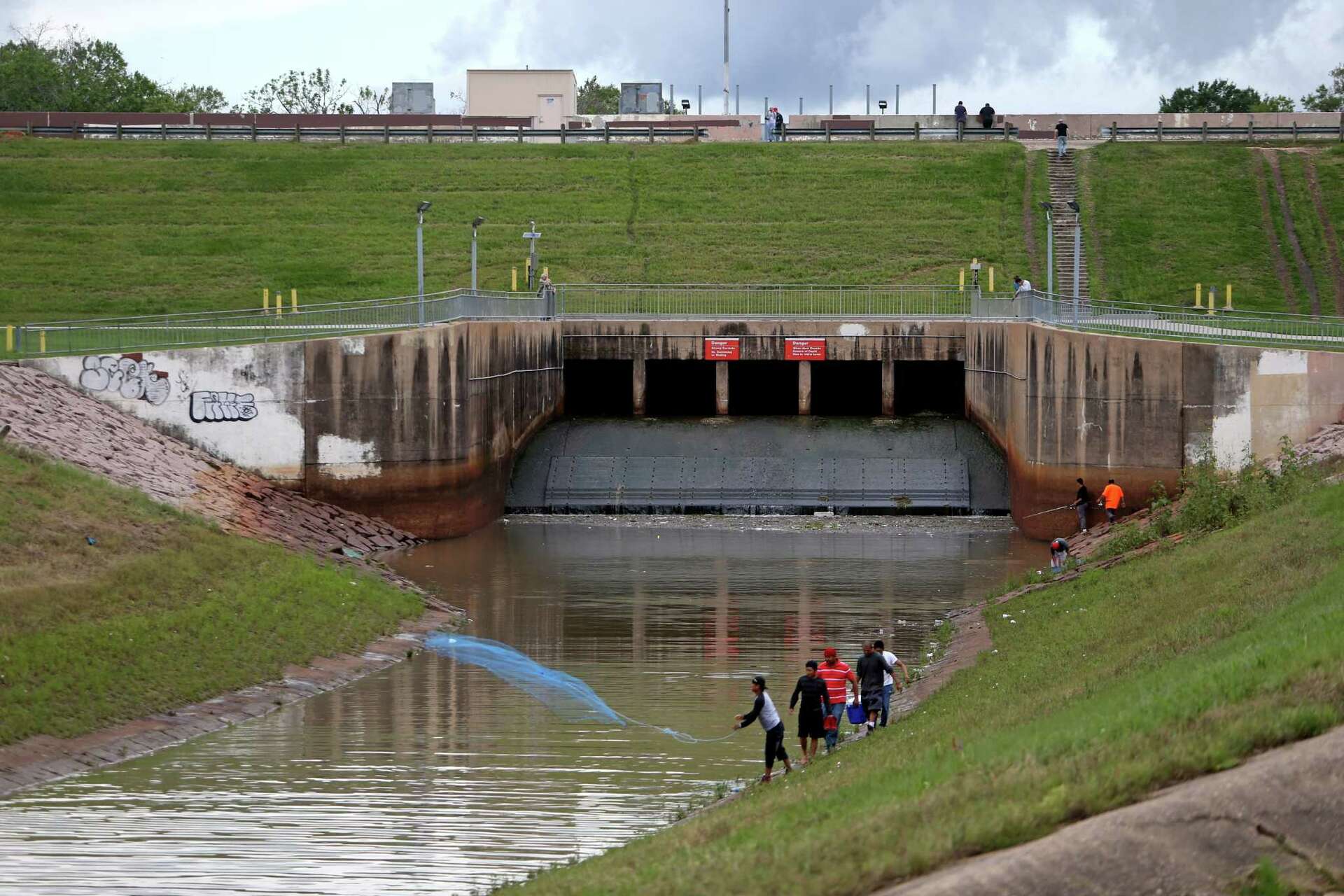Dam failure would doom Houston to "a week of corpses by the mile."