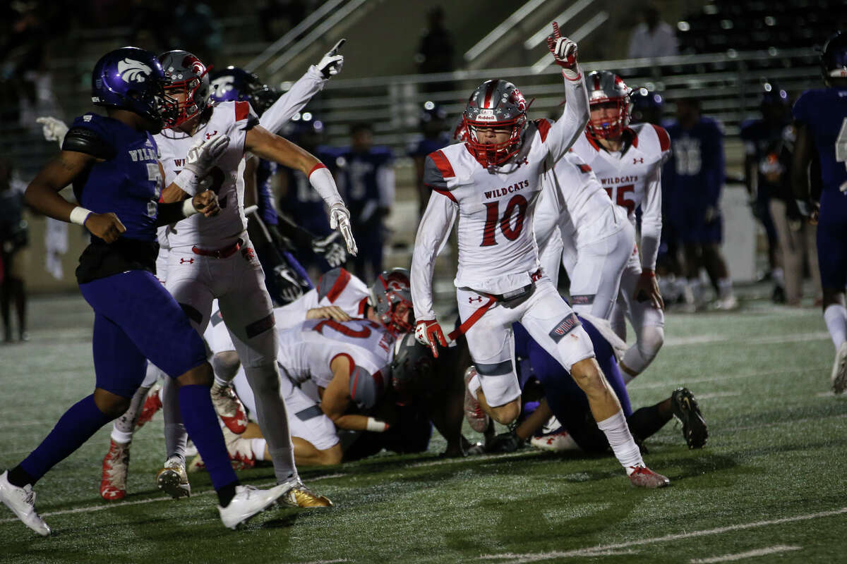 FOOTBALL: Splendora scores late touchdown to beat Humble