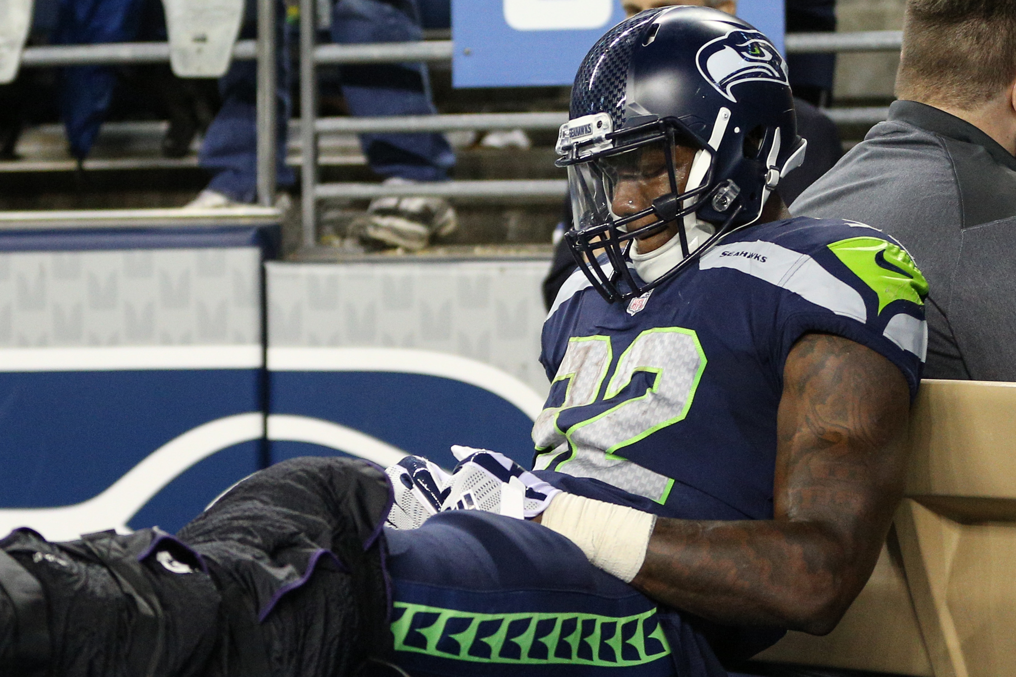 Seahawks' Chris Carson has broken leg, Odhiambo bruised sternum