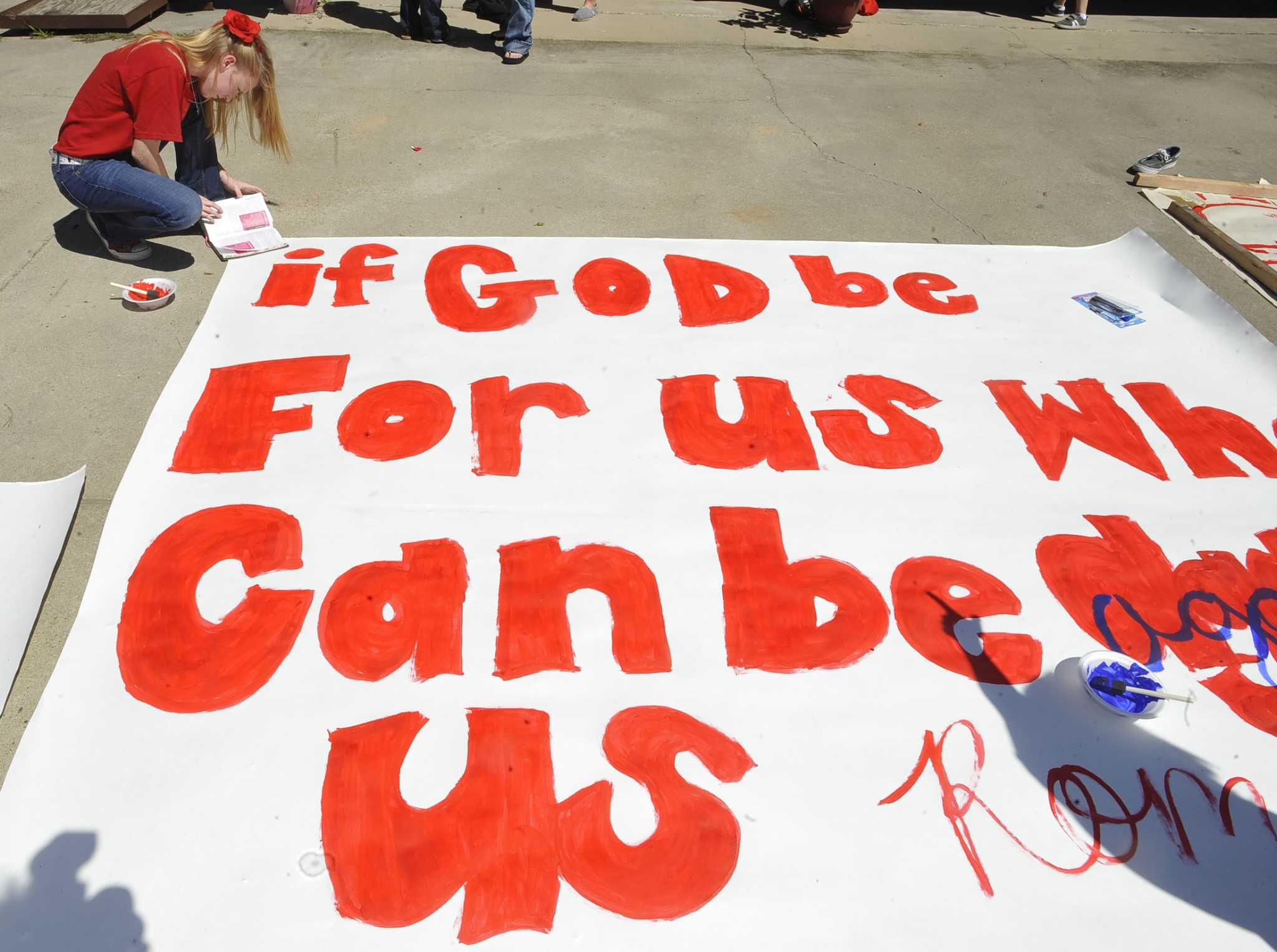 Higher court sides with Kountze cheerleaders in Bible banner case