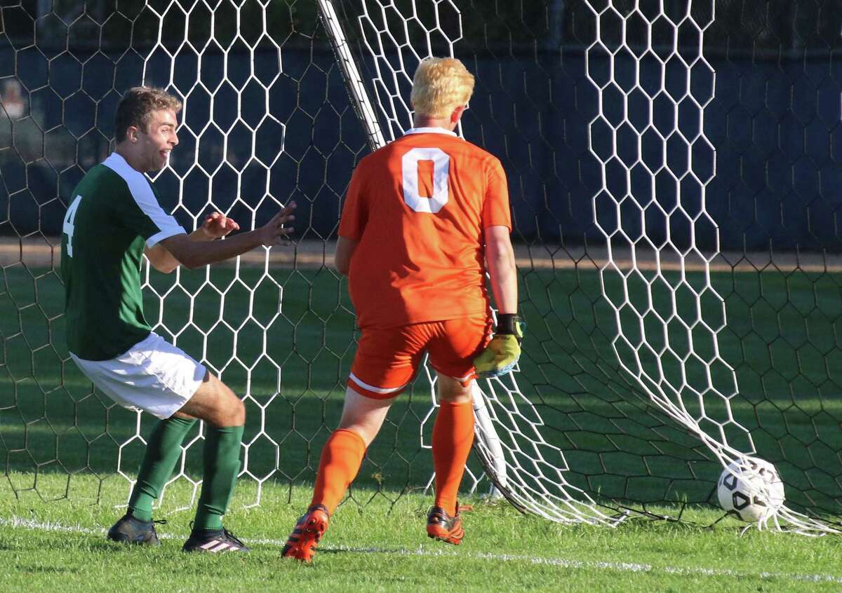 Aidan Rice scores twice in Saratoga boys' soccer victory