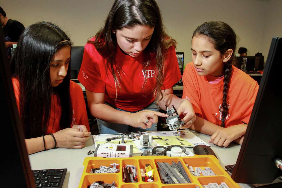 Students get hands-on learning at STEM career day event