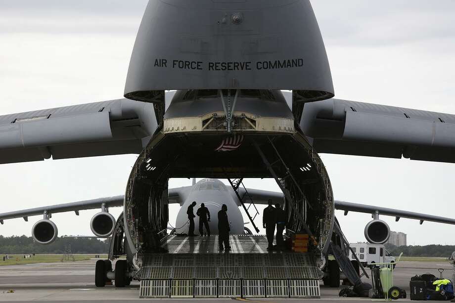 Video shows C-5 cargo plane landing without nose gear at Lackland - San ...