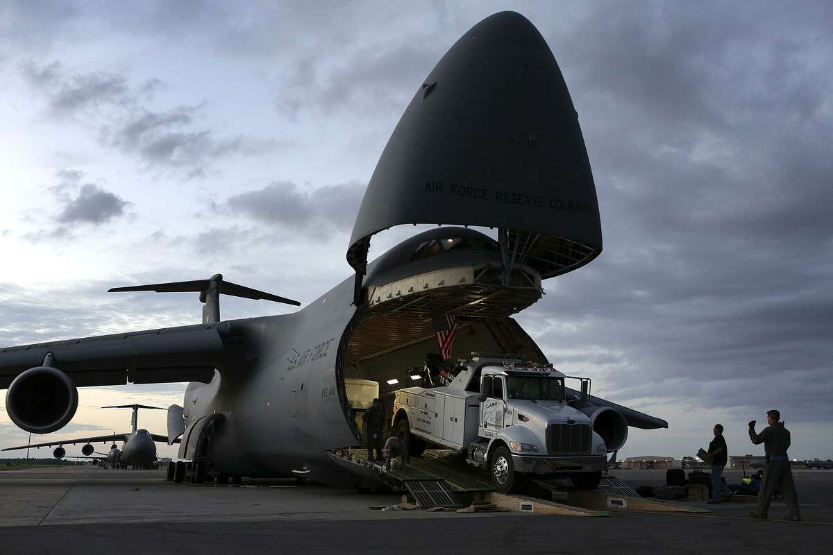 Video shows C-5 cargo plane landing without nose gear at Lackland
