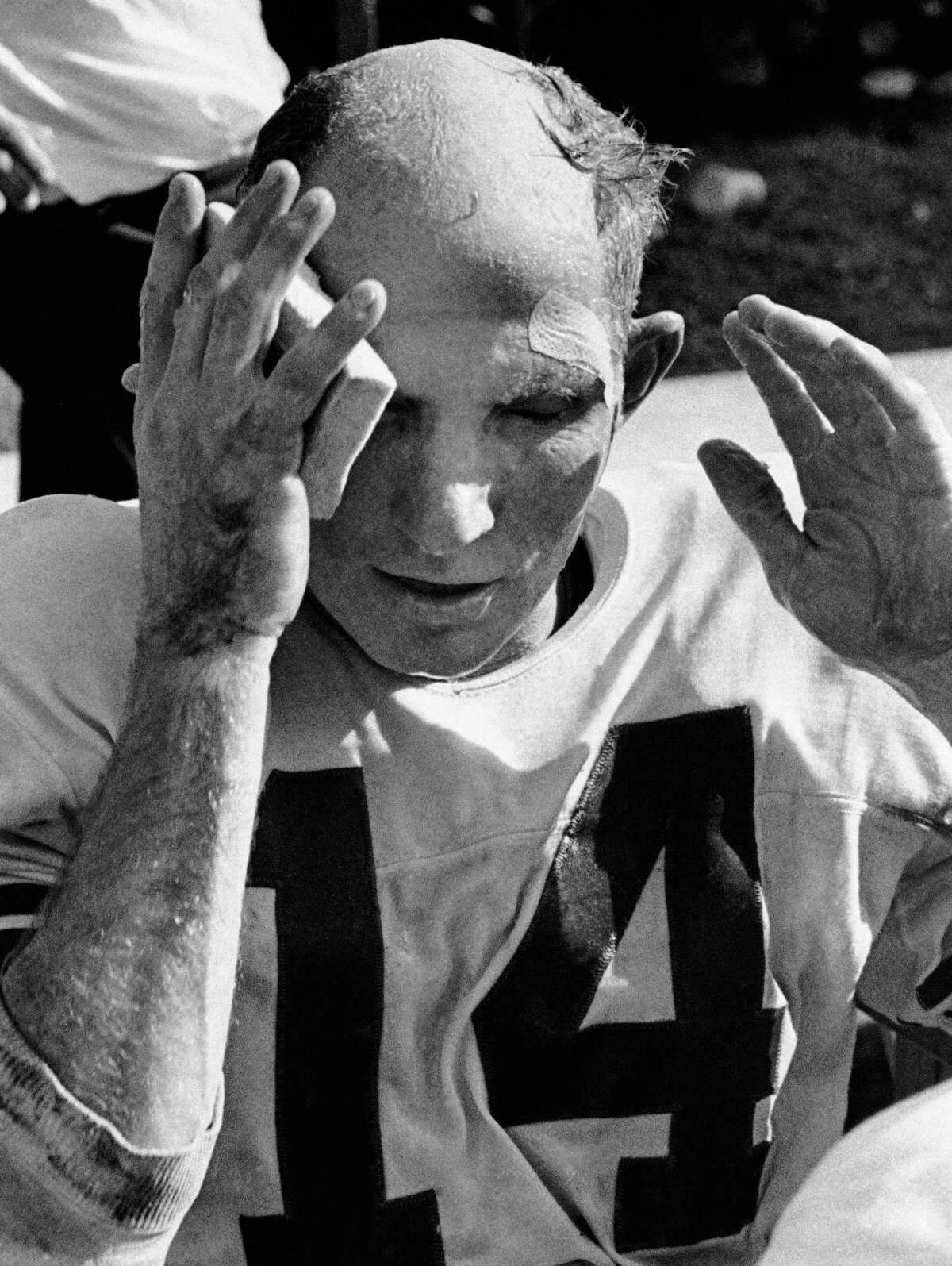 Y.A. Tittle, ex-49ers QB and Hall of Famer, dies at 90