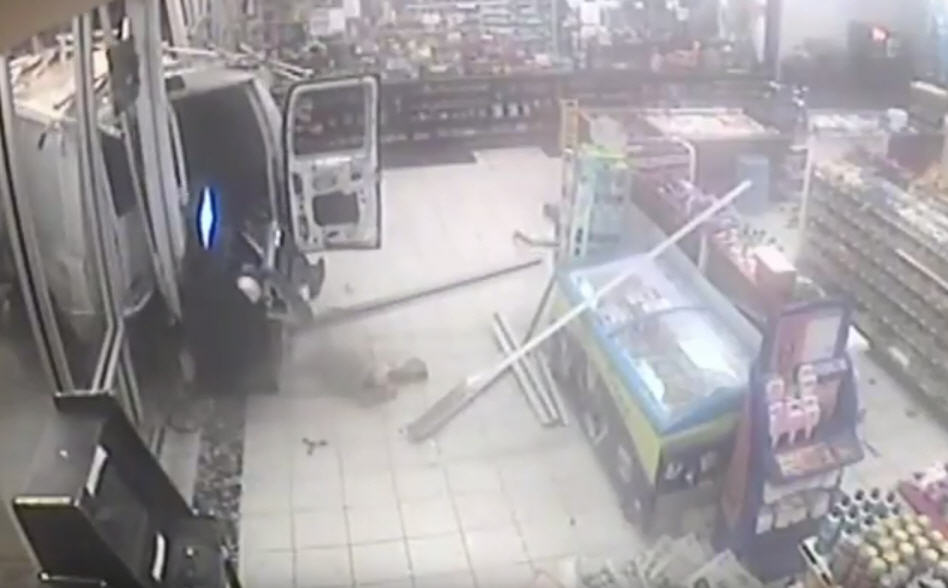 Unsuccessful robbers caught on video ramming van into Houston gas station