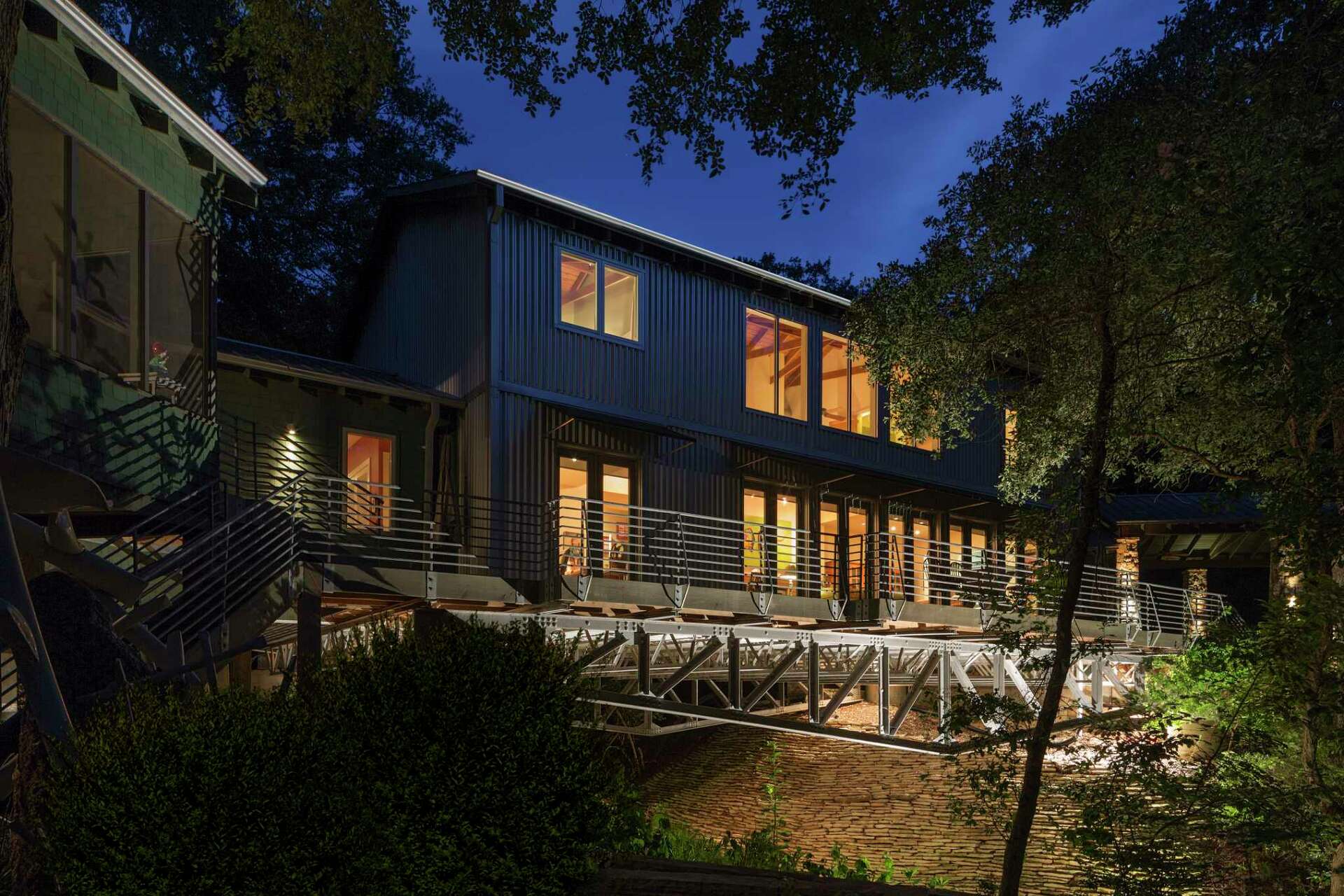 Setting inspires La Grange home's bridge-like design