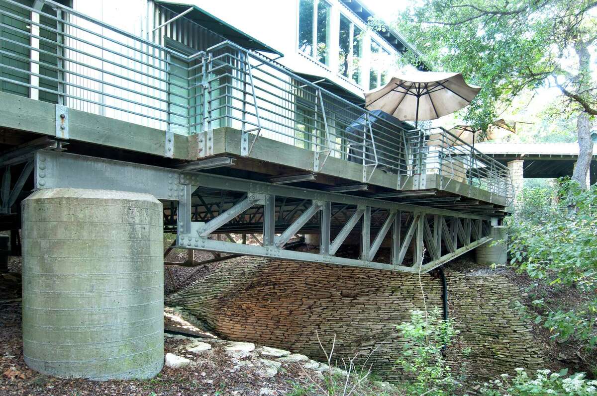Setting inspires La Grange home's bridge-like design