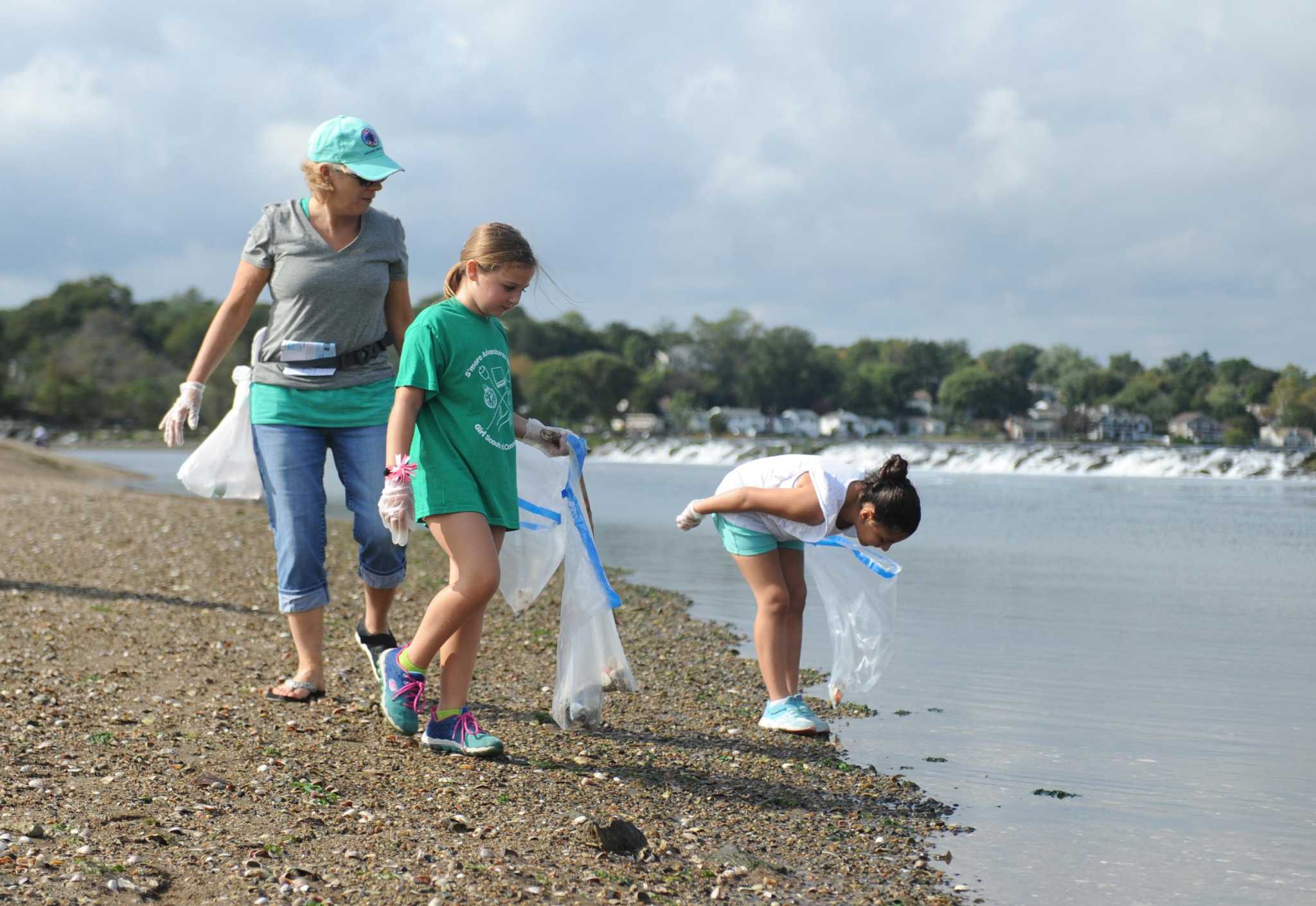 SoundWaters holds beach cleanup in Stamford
