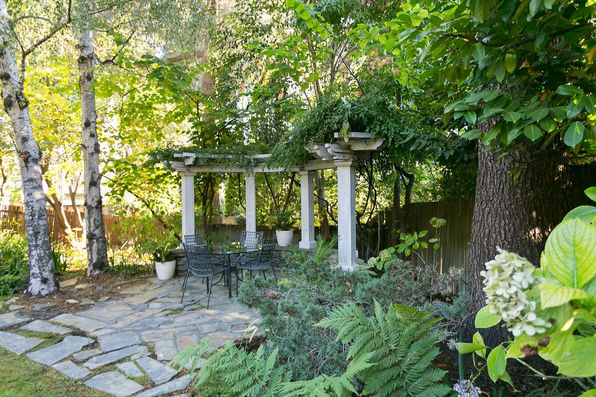 Walk-through: Stately Dutch Colonial in Piedmont