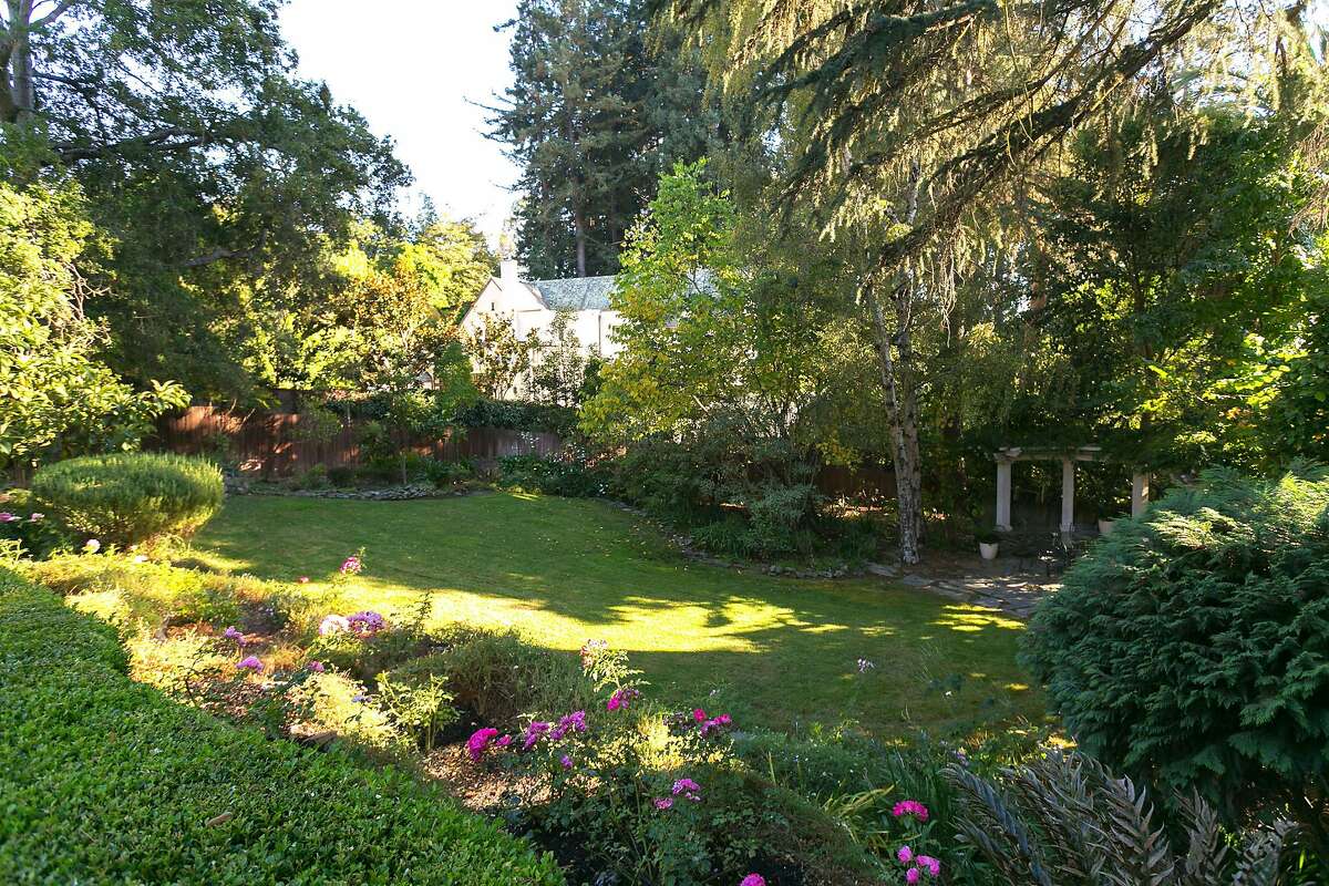 Walk-through: Stately Dutch Colonial in Piedmont