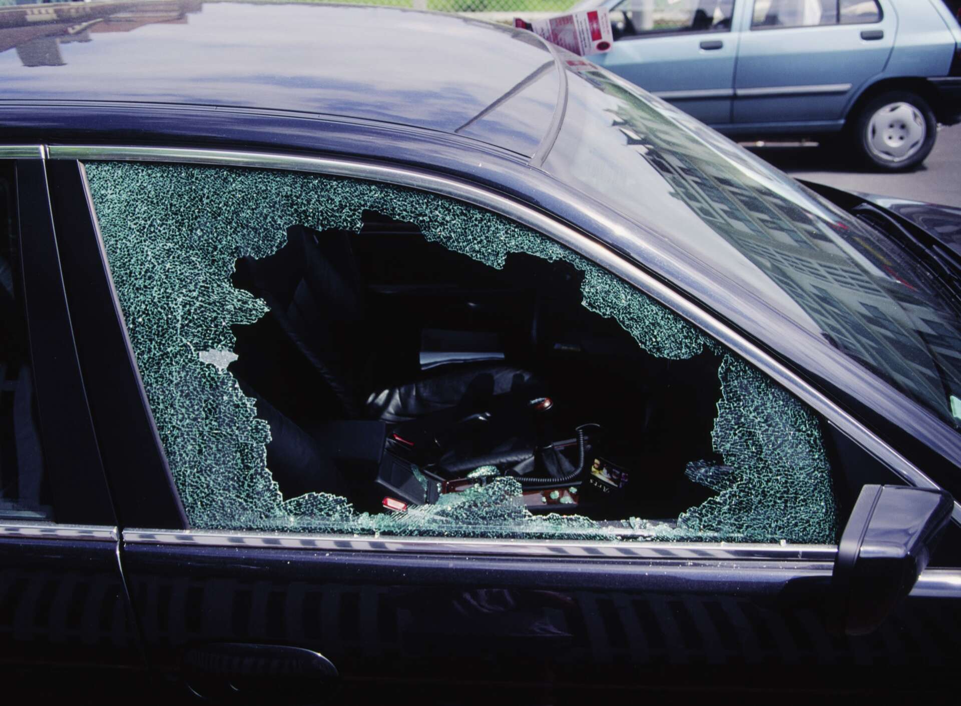 Does placing a 'no valuables inside' sign in a car window deter break-ins?