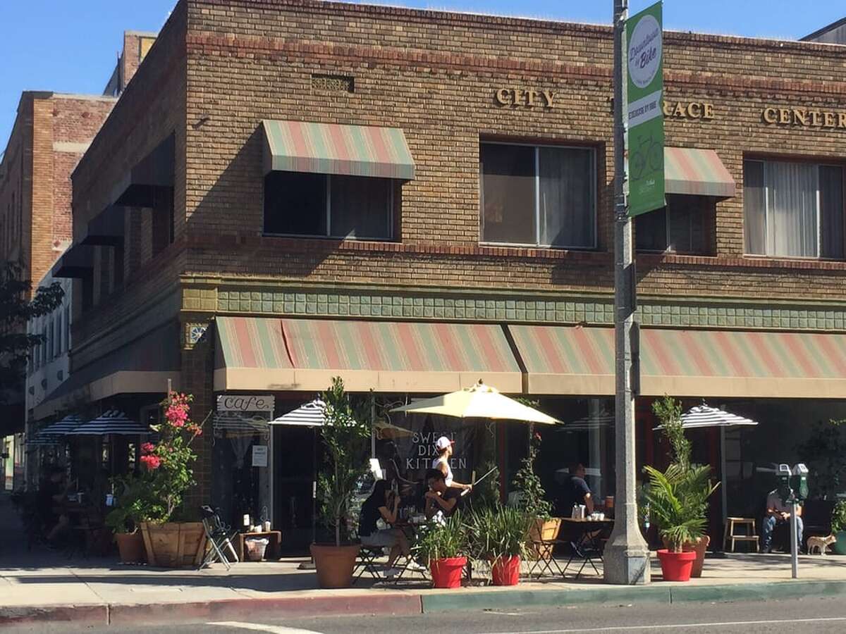 Yelper exposes Long Beach brunch spot for serving Popeyes chicken