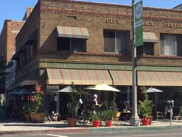 Yelper exposes Long Beach brunch spot for serving Popeyes chicken