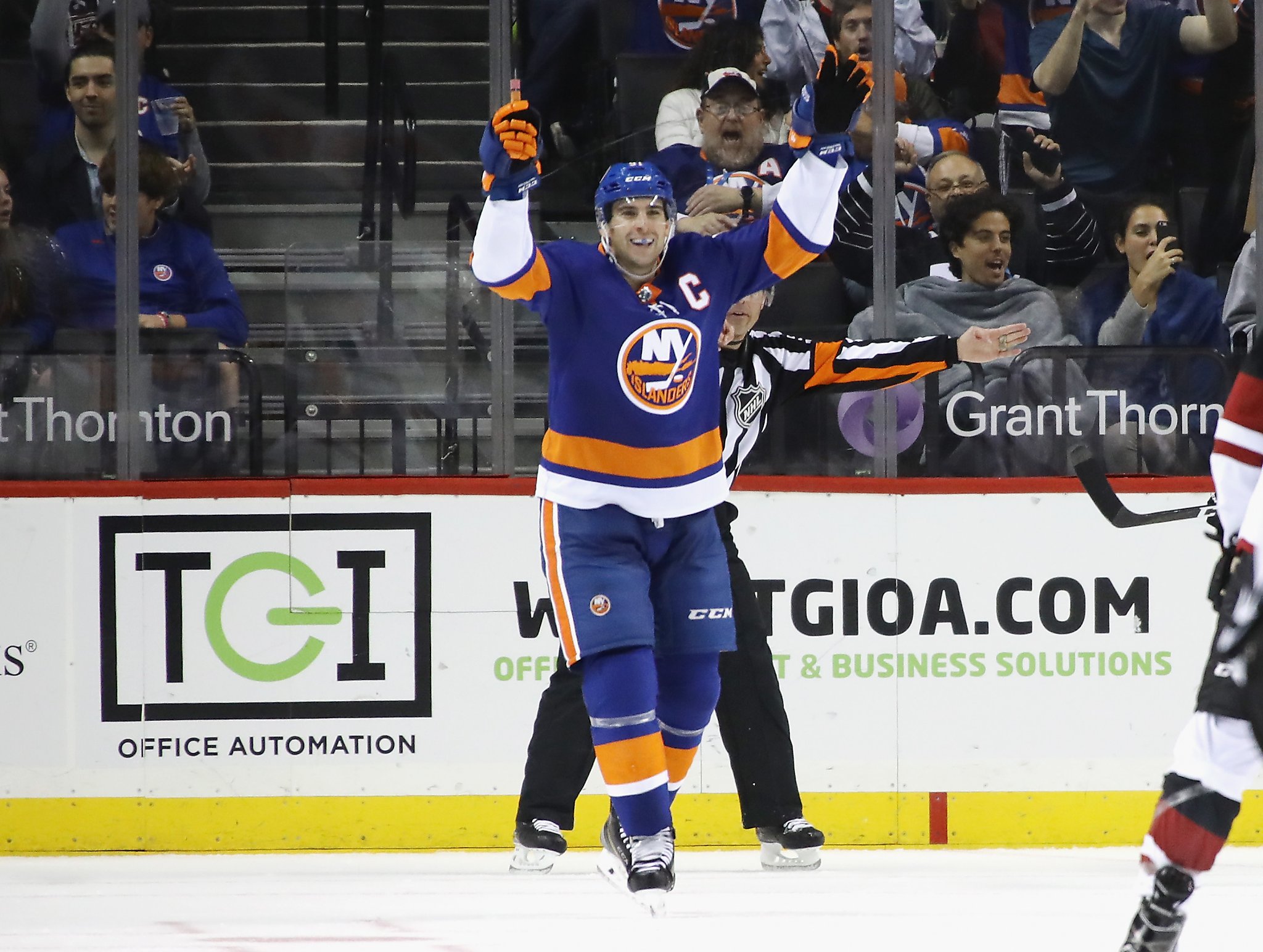 John Tavares, Islanders keep Coyotes winless