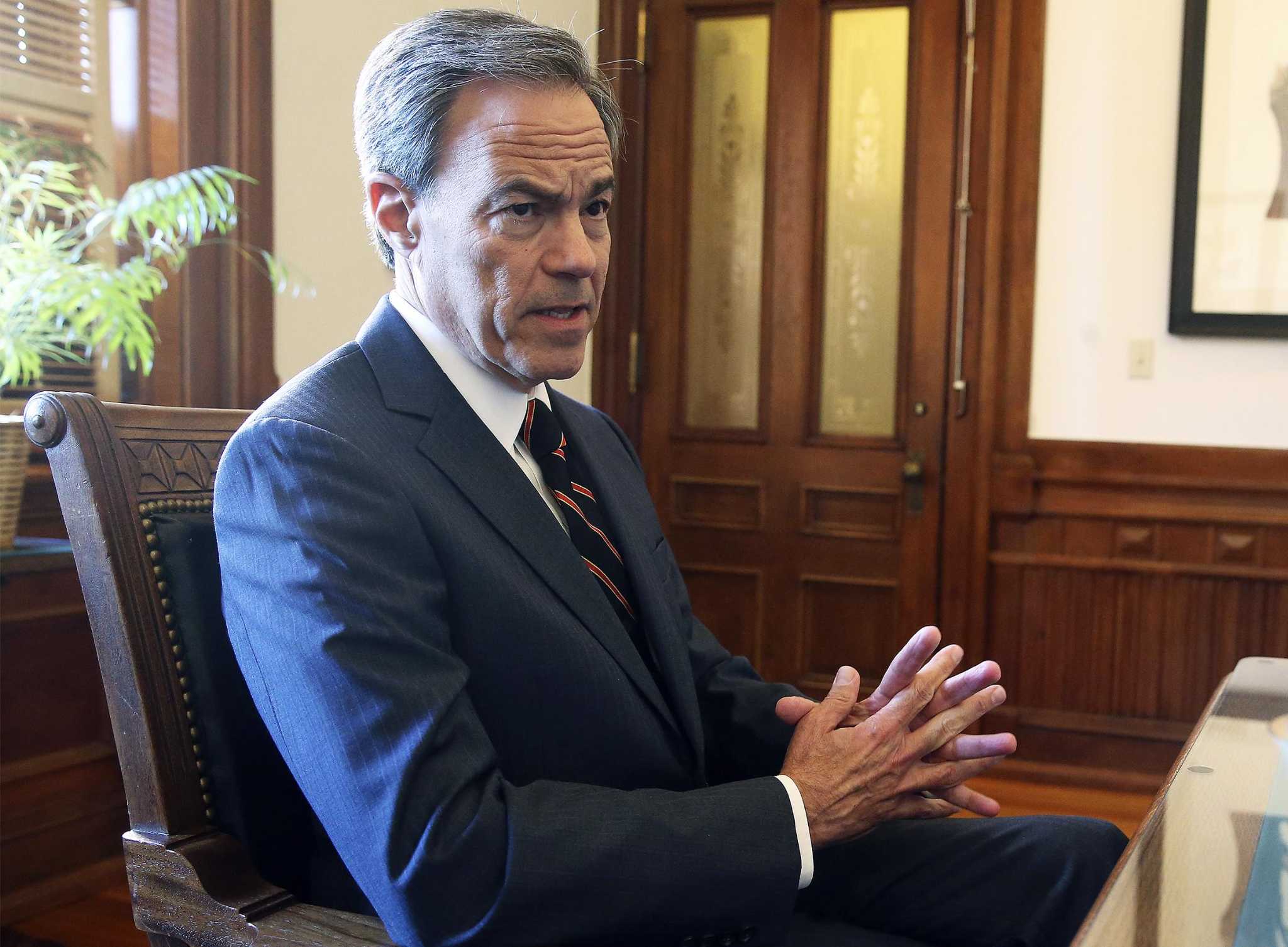 San Antonio’s Straus says he’s not leaving because of his critics ...