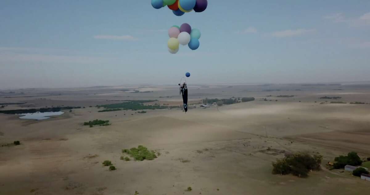 Video, photos: Man flies for miles in a lawn chair buoyed by 100 helium ...