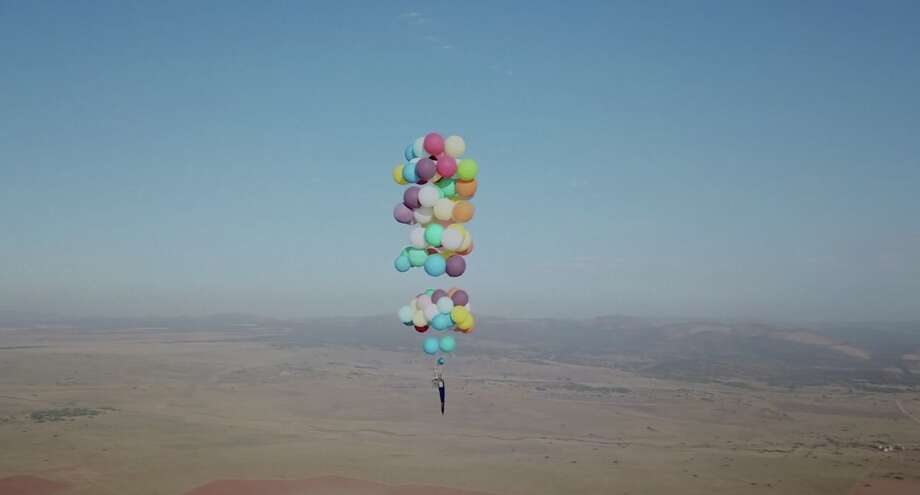 Video, photos: Man flies for miles in a lawn chair buoyed by 100 helium ...