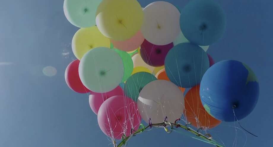 Video, photos: Man flies for miles in a lawn chair buoyed by 100 helium ...