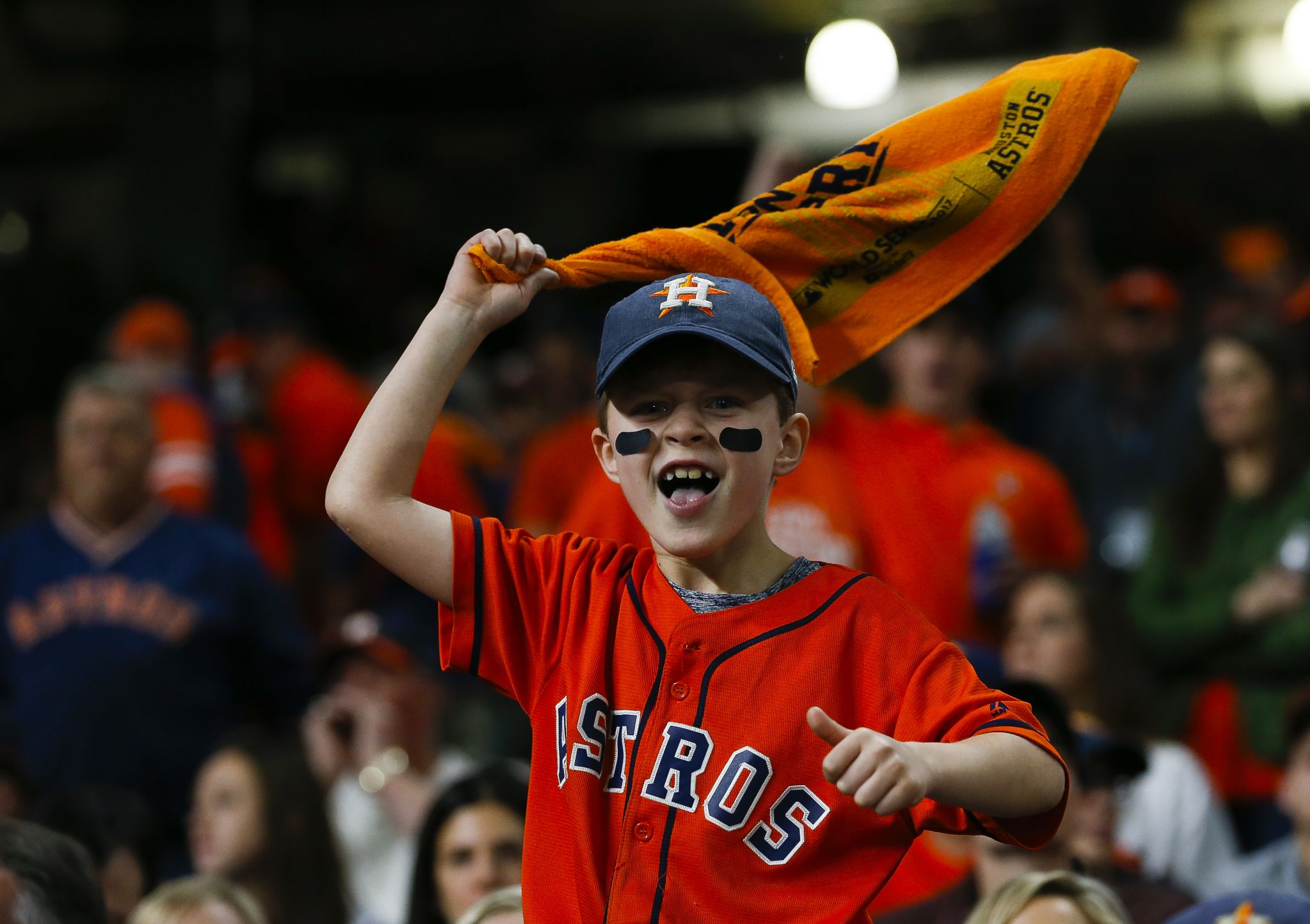 Video: Astros feeding off fans at Minute Maid Park