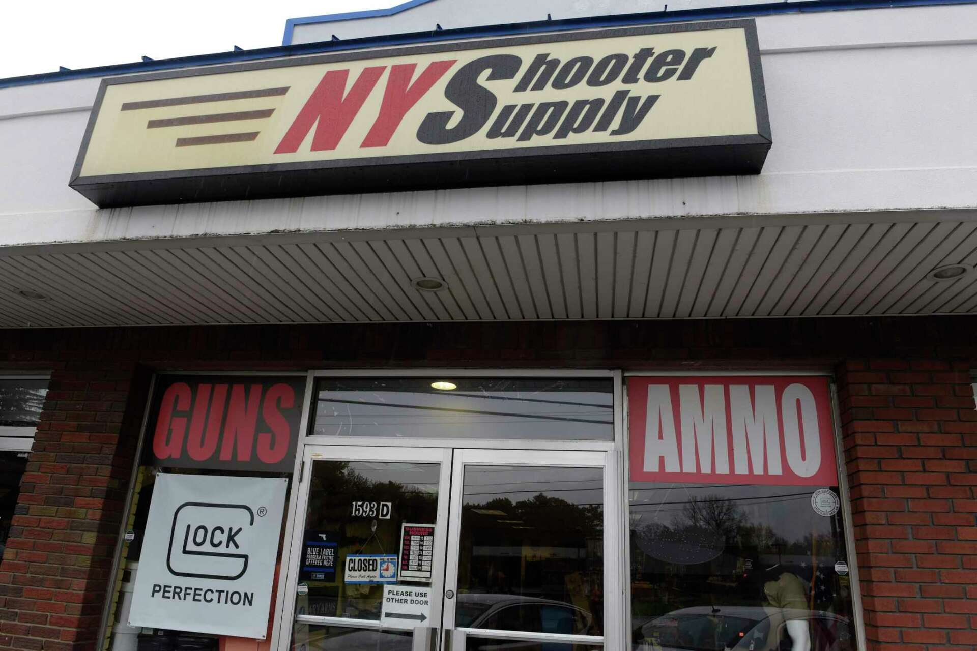 Thieves steal 20 handguns from Colonie gun shop in brazen heist