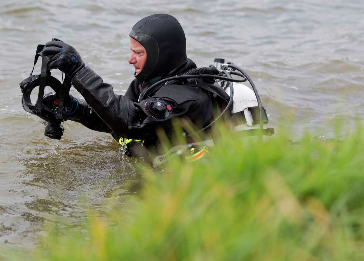 Divers search Lake Conroe for new evidence in 1998 Trotter murder case