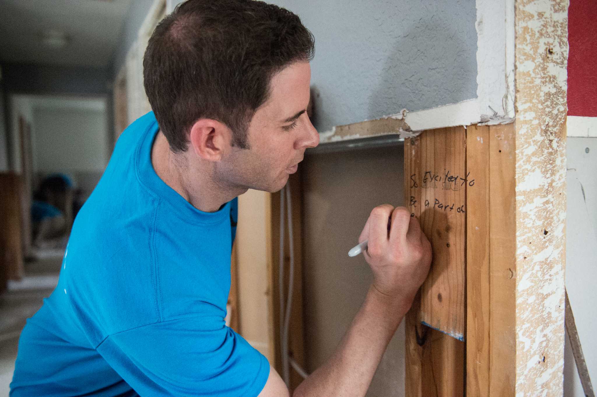 'Flip or Flop' co-host tackles hurricane-flooded home