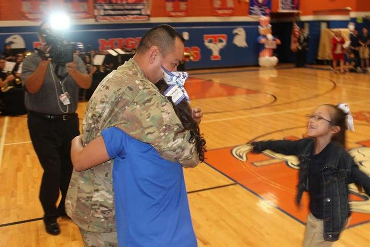 Army dad surprises kids with touching reunion at Trautmann Middle School
