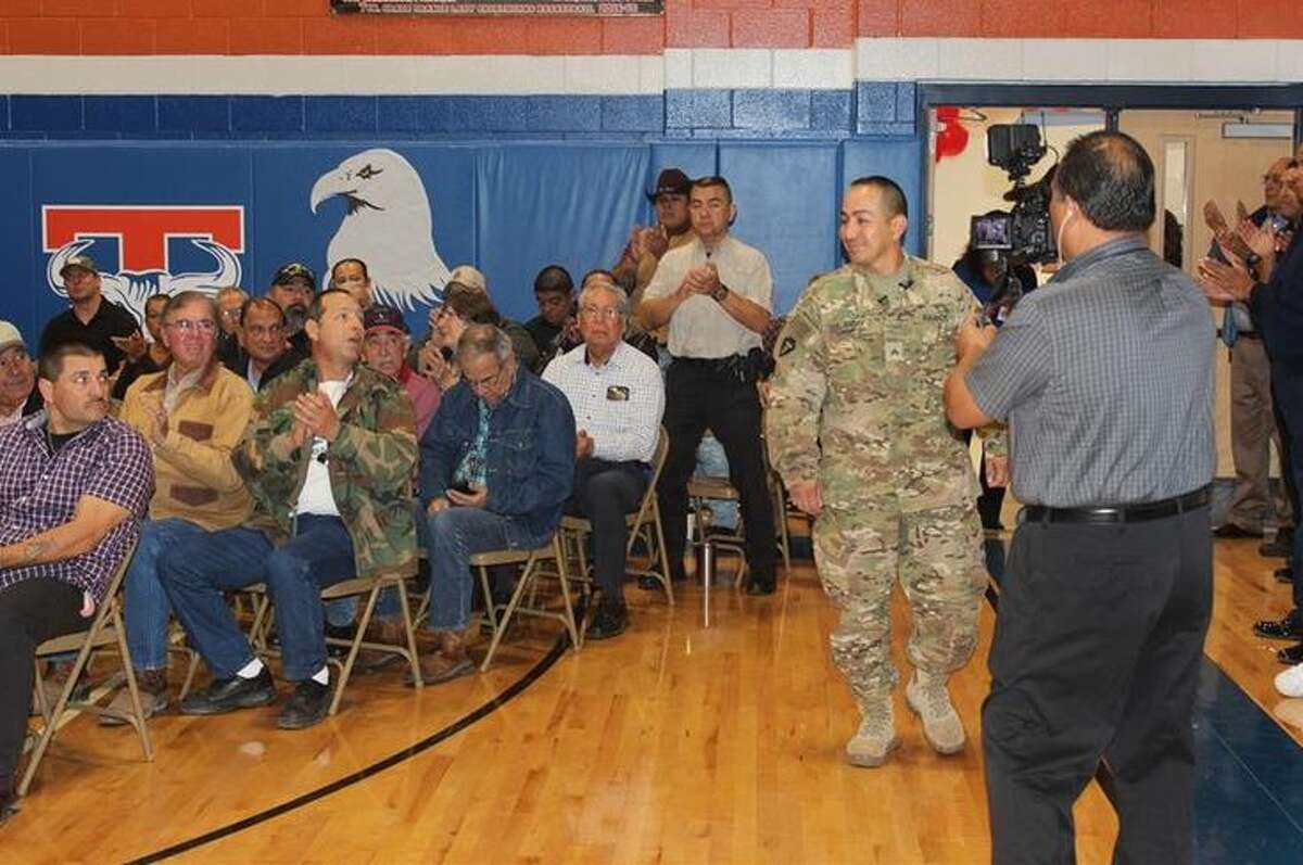 Army dad surprises kids with touching reunion at Trautmann Middle School