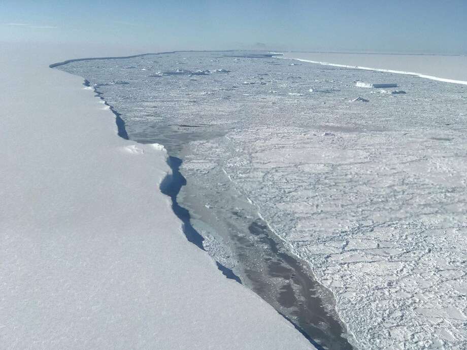 NASA snaps up-close photos of Delaware-sized iceberg for the first time ...