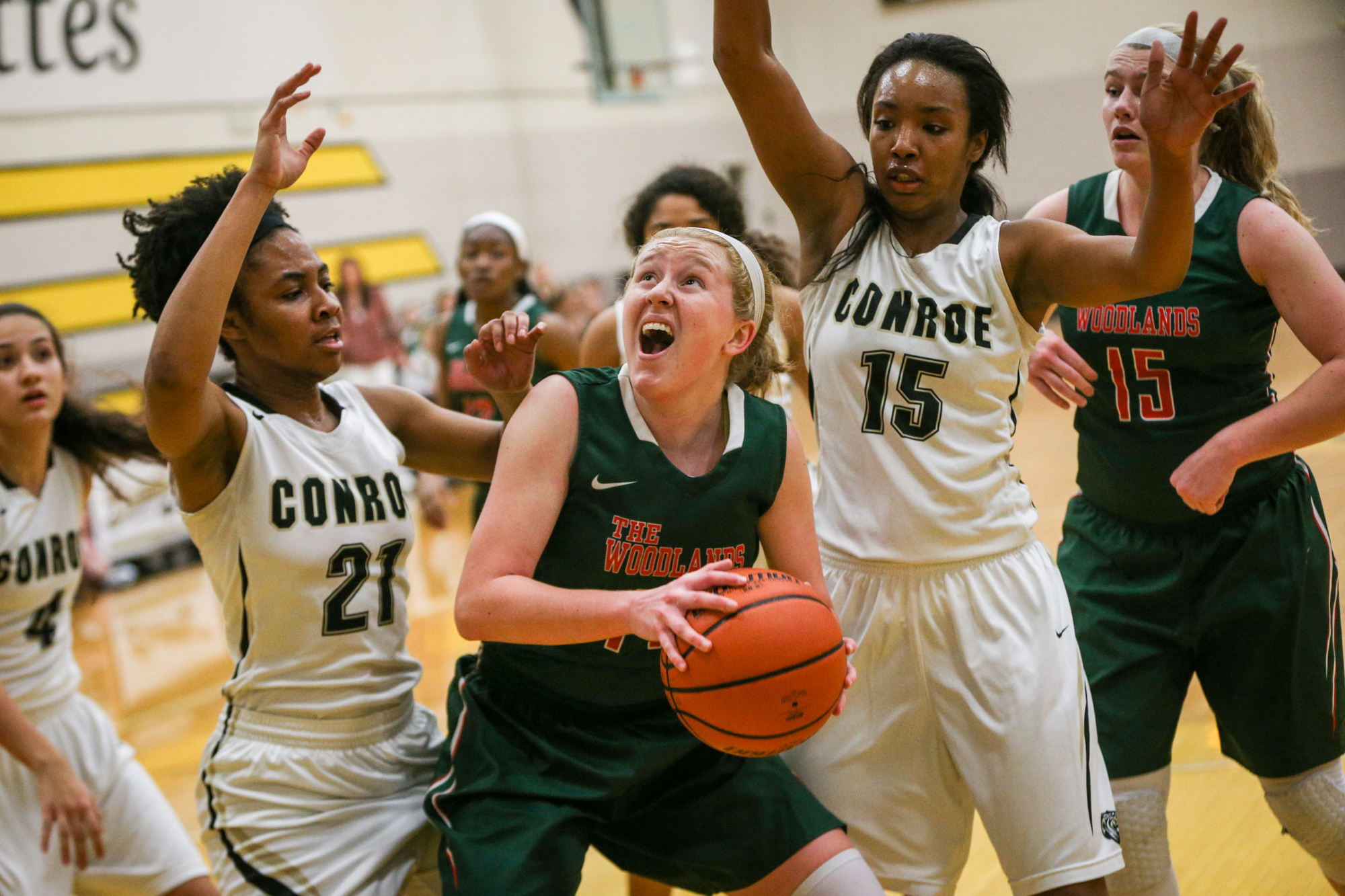 HOOPS ROUNDUP: TWHS girls split first day of tourney