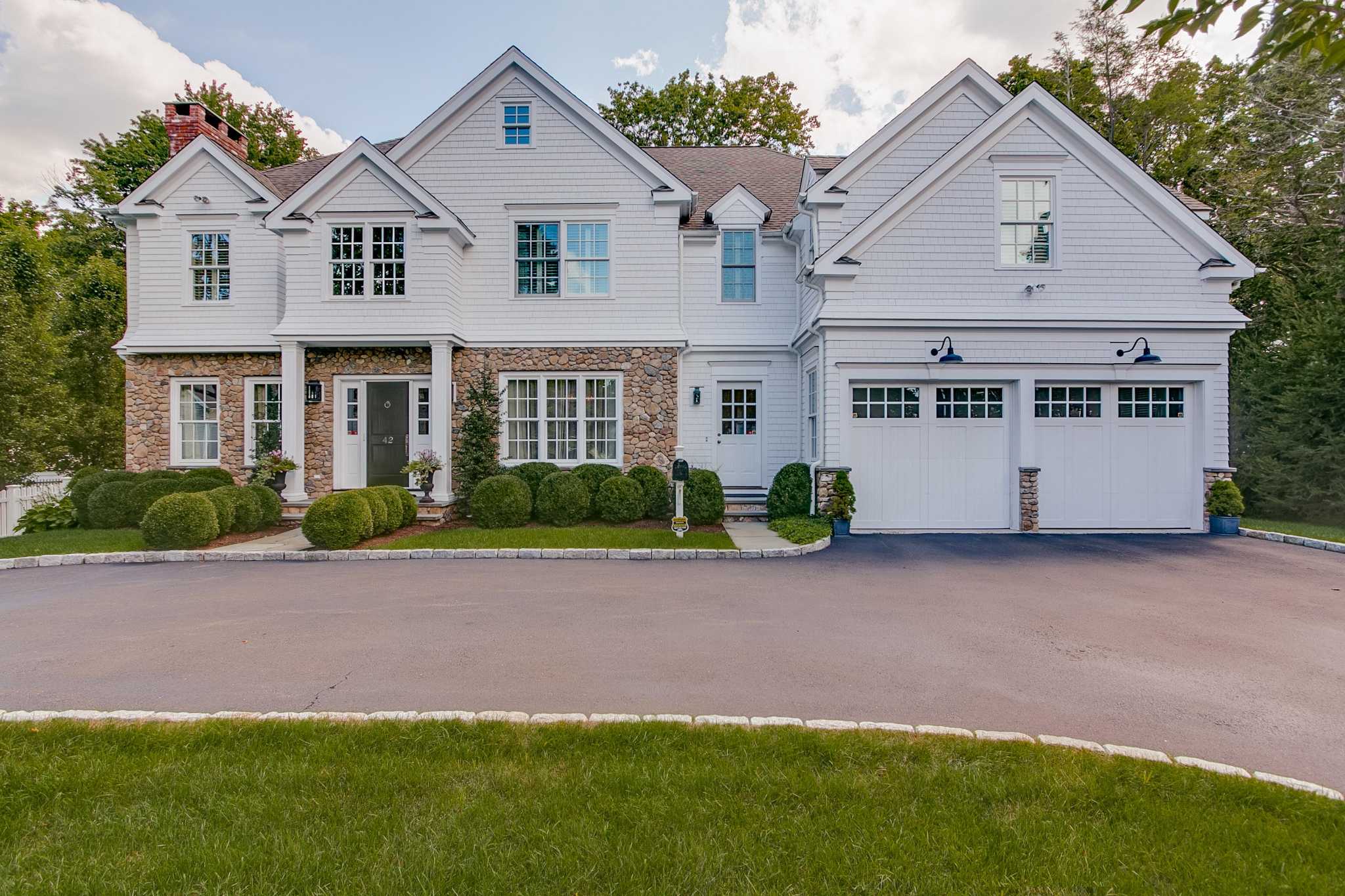 On the Market / Custom designed 12-room New Canaan house