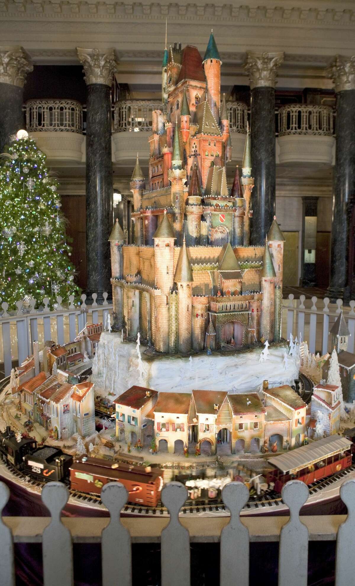 These epic SF holiday sugar castles take 300 hours to create, use 1,000 ...