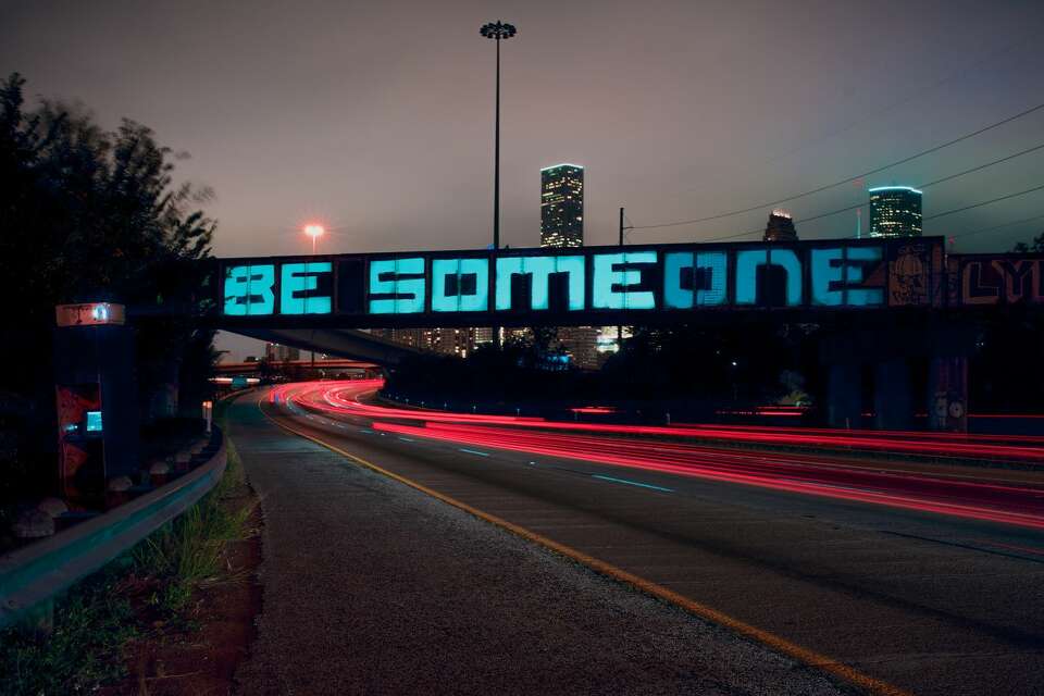 Houston's "BE SOMEONE" graffiti turned into stunning light show