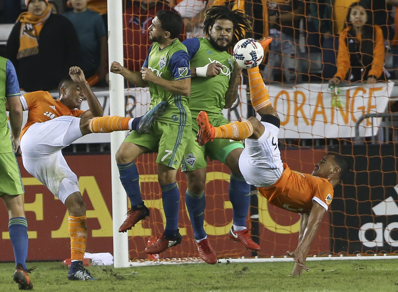 Dynamo's Wilmer Cabrera believes in miracles despite big deficit
