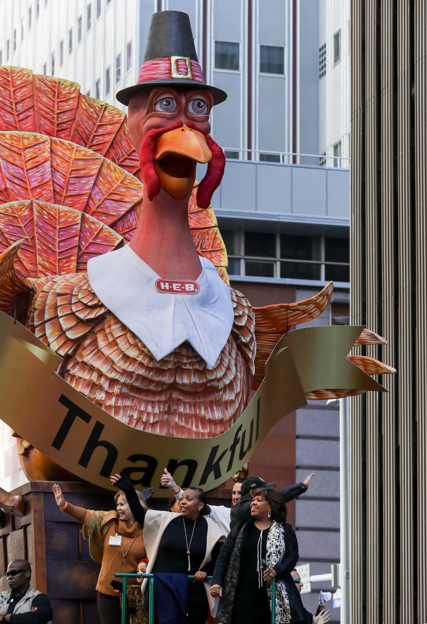 Parade draws thousands for Thanksgiving kickoff