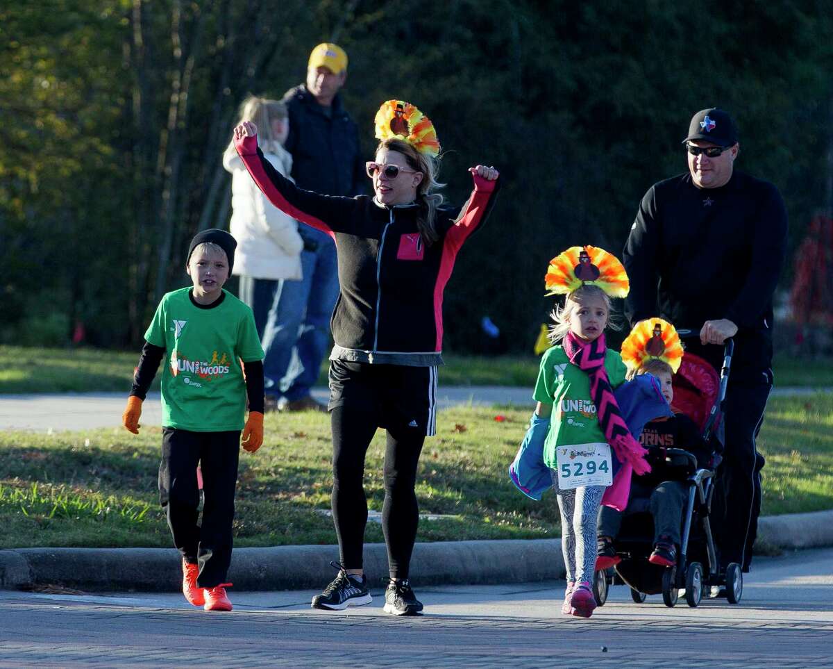 Families run together during annual Thanksgiving morning YMCA Run Thru ...