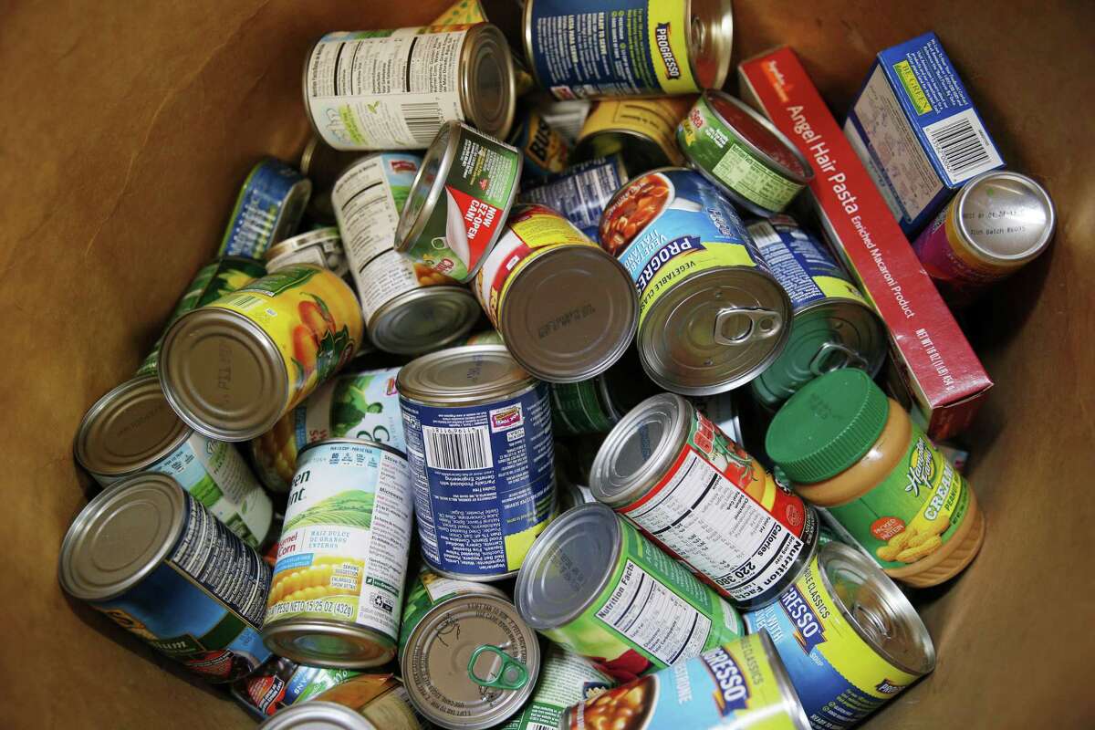 Food Bank volunteers offer their Thanksgiving holiday to feed the hungry