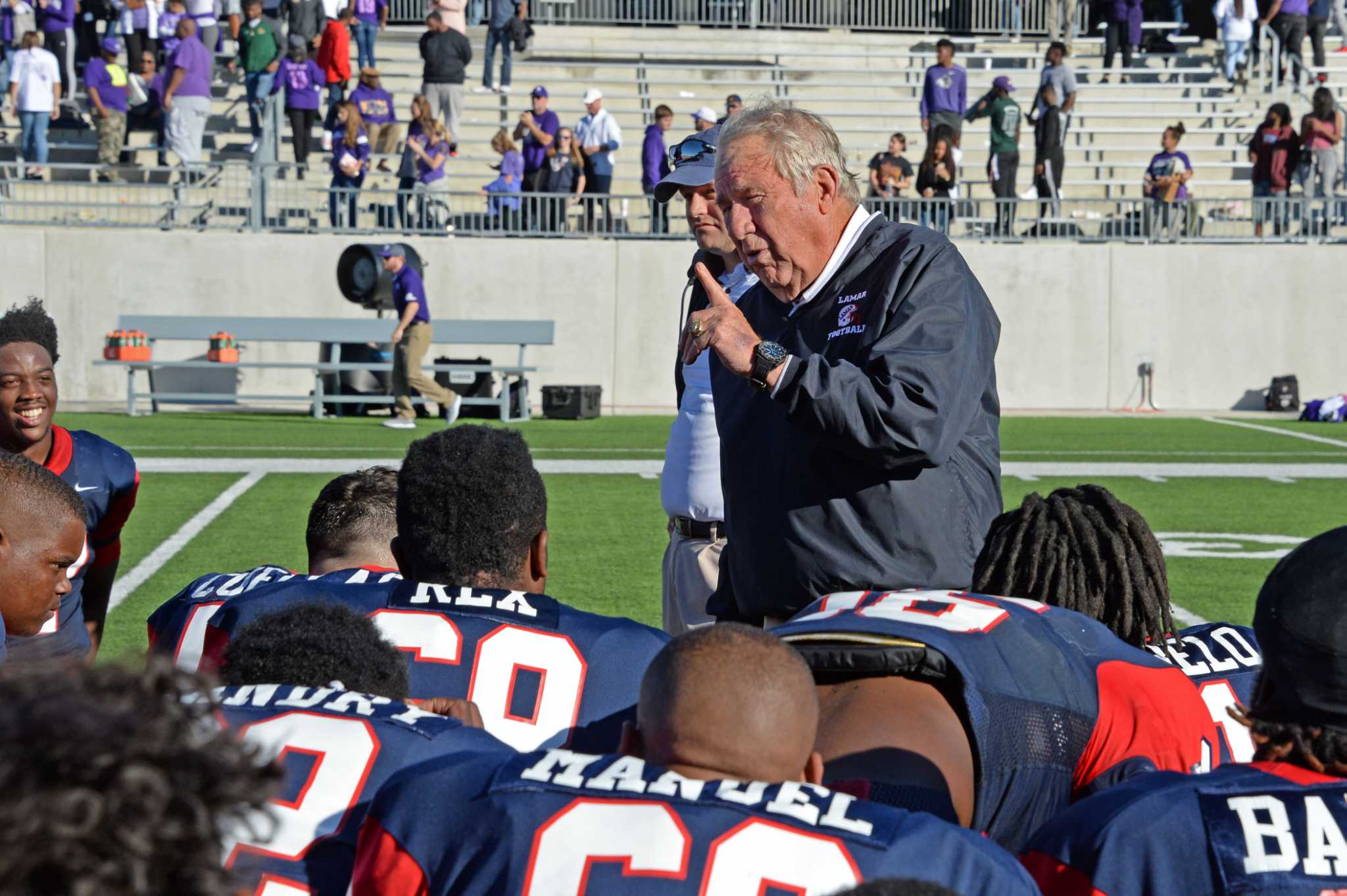 Lamar High School's legendary football coach Tom Nolen to retire