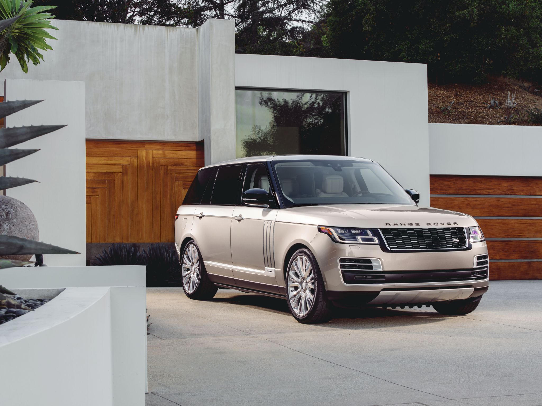 Land Rover reveals its latest model: Range Rover SVAutoiography