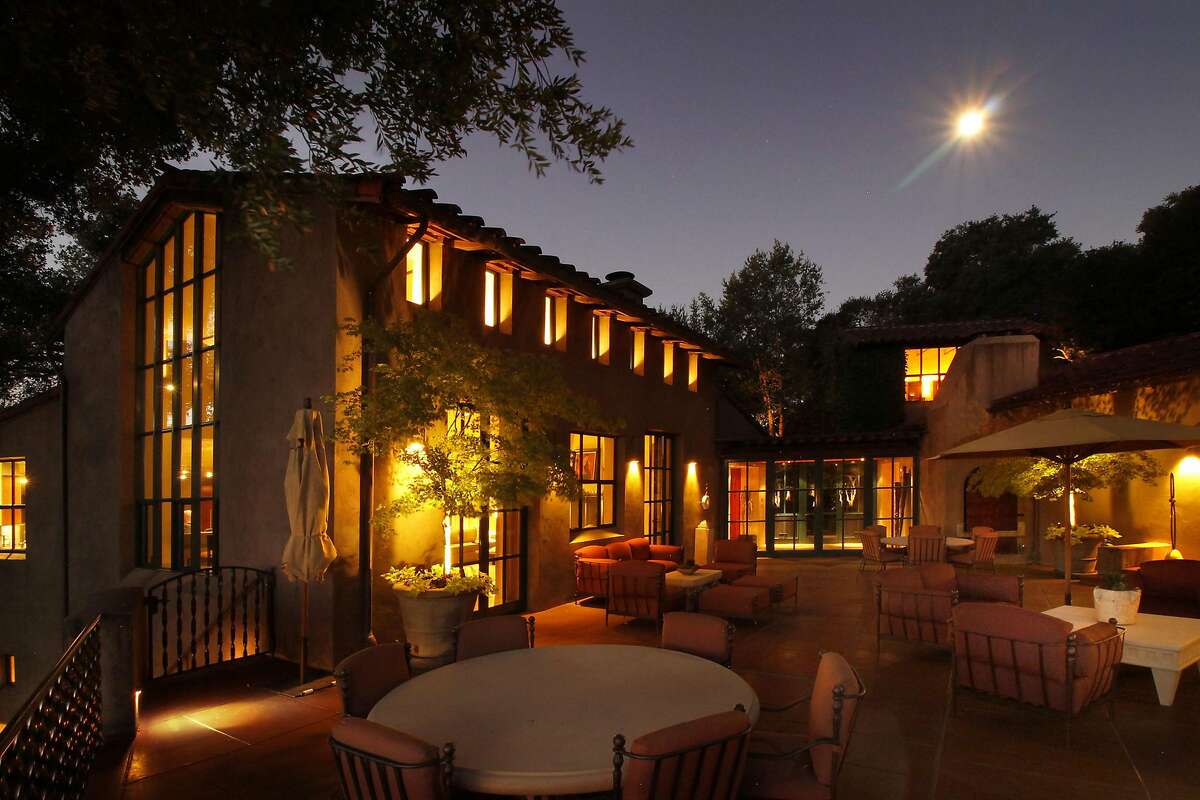 Wine barn accentuates Santa Rosa estate
