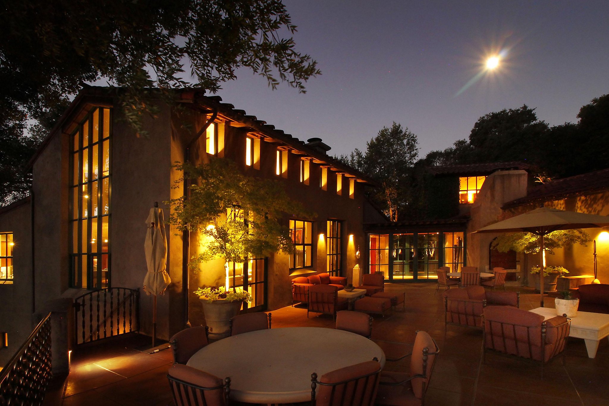 Wine barn accentuates Santa Rosa estate