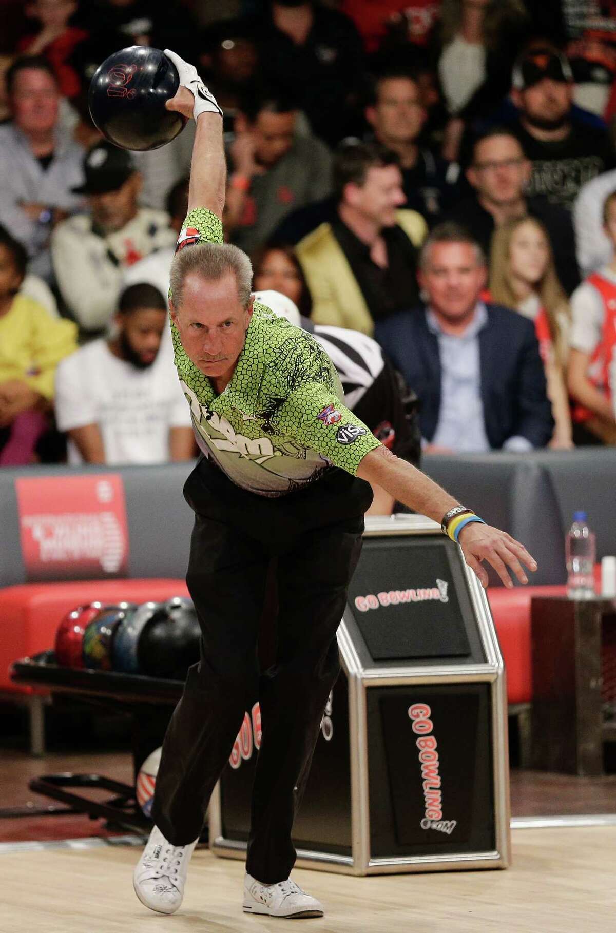 Chris Paul celebrity bowling shows off Rockets' team chemistry