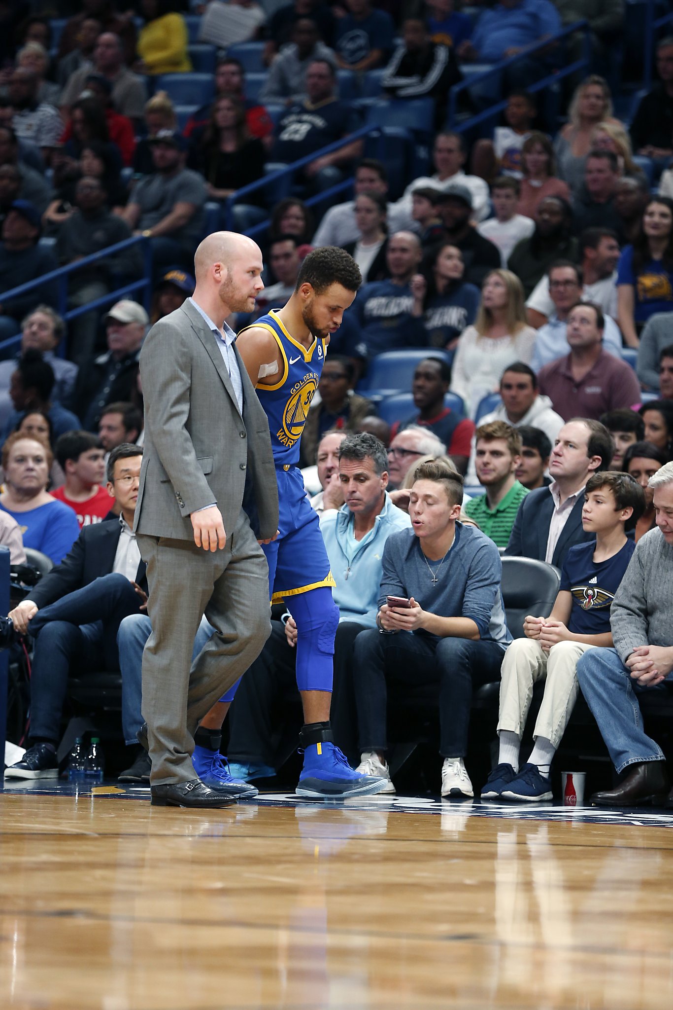 Stephen Curry to miss at least 2 weeks with sprained ankle