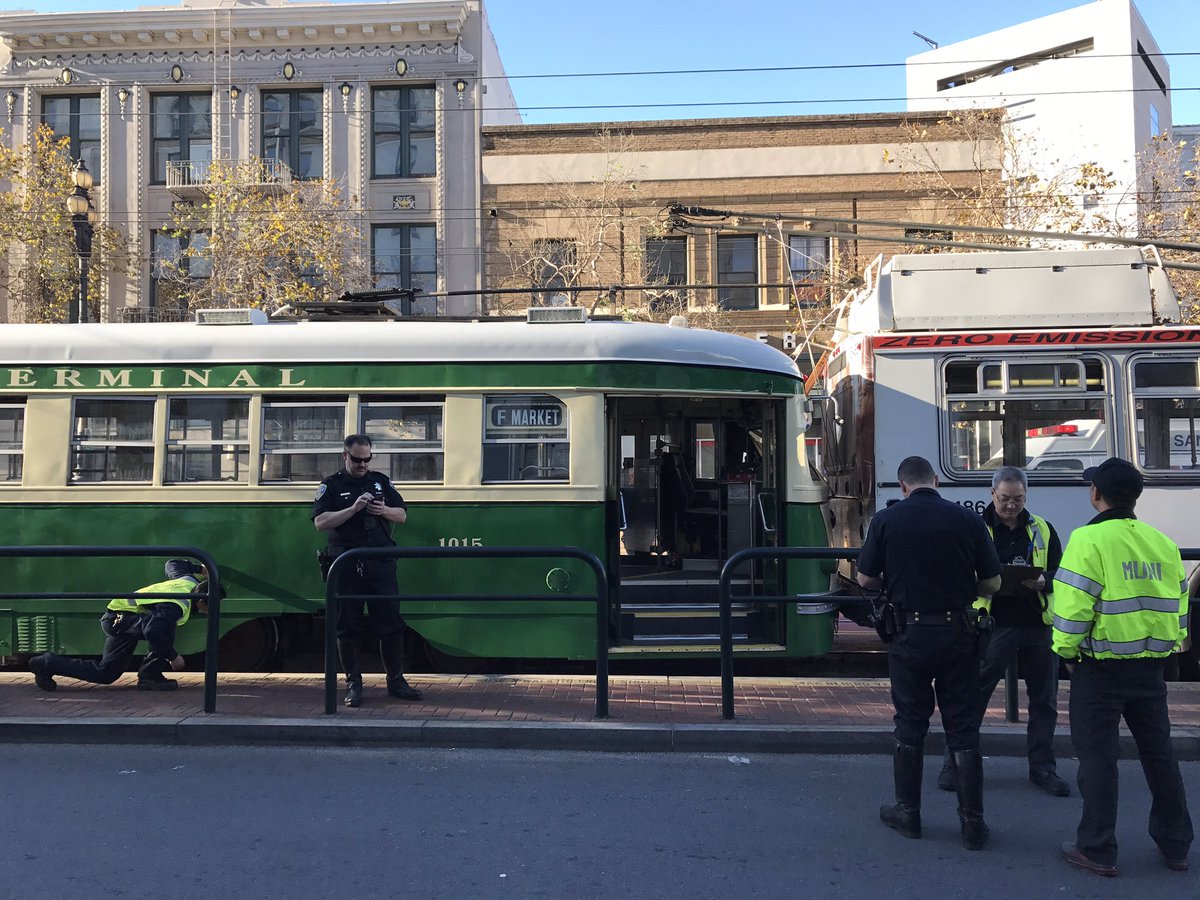 Collision between 2 Muni vehicles shuts down Market Street